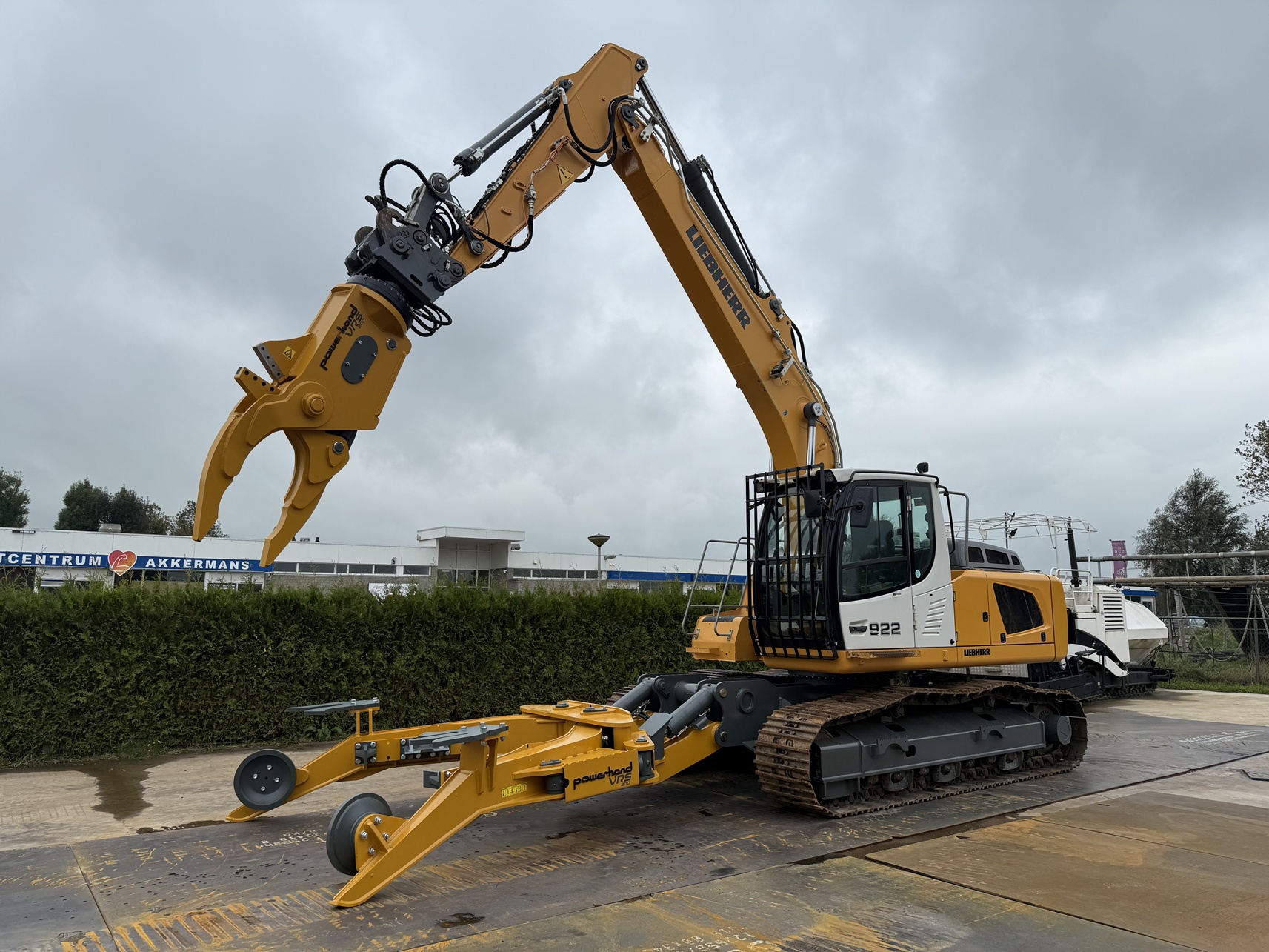 LIEBHERR R922 LC CAR DISMANTLER - Schots Machinery